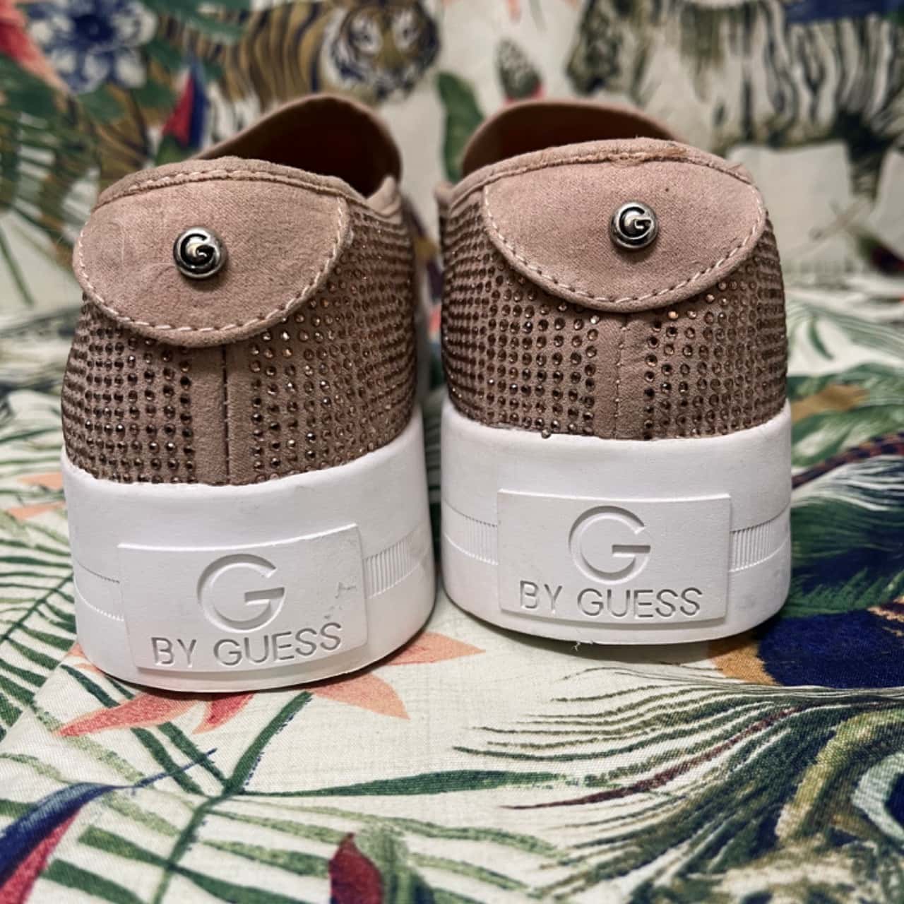 Guess Womens Size 11 Cream Shoes(s)