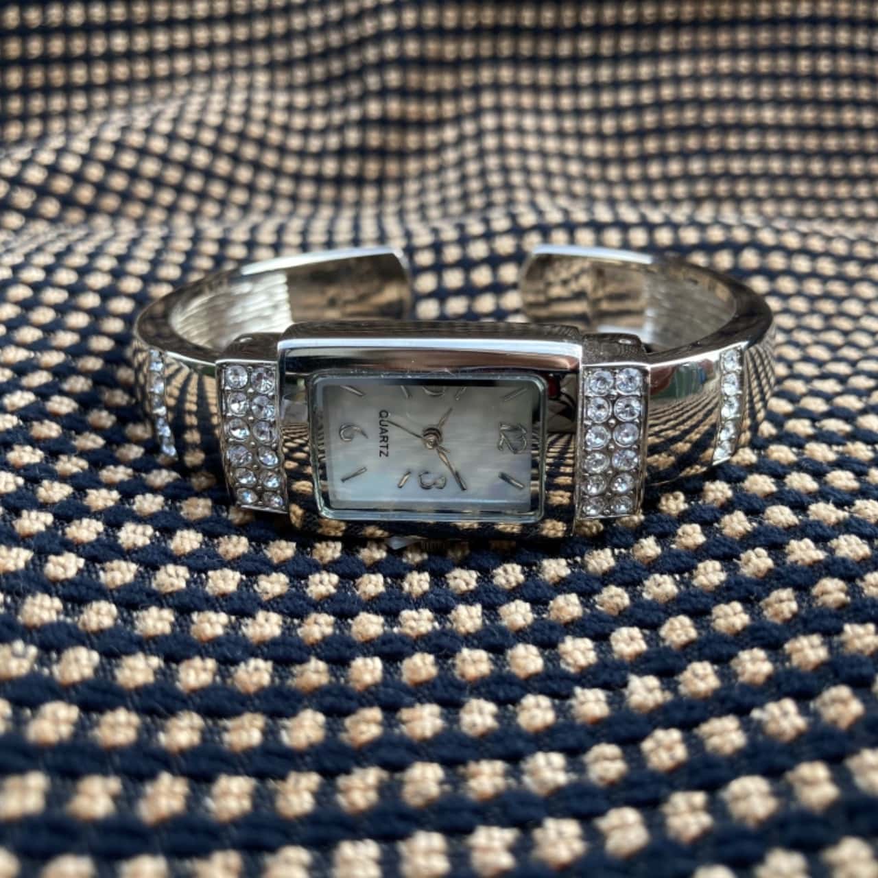 Womens Avon Hinged Adjustable Watch New Without Box Needs Battery (s)