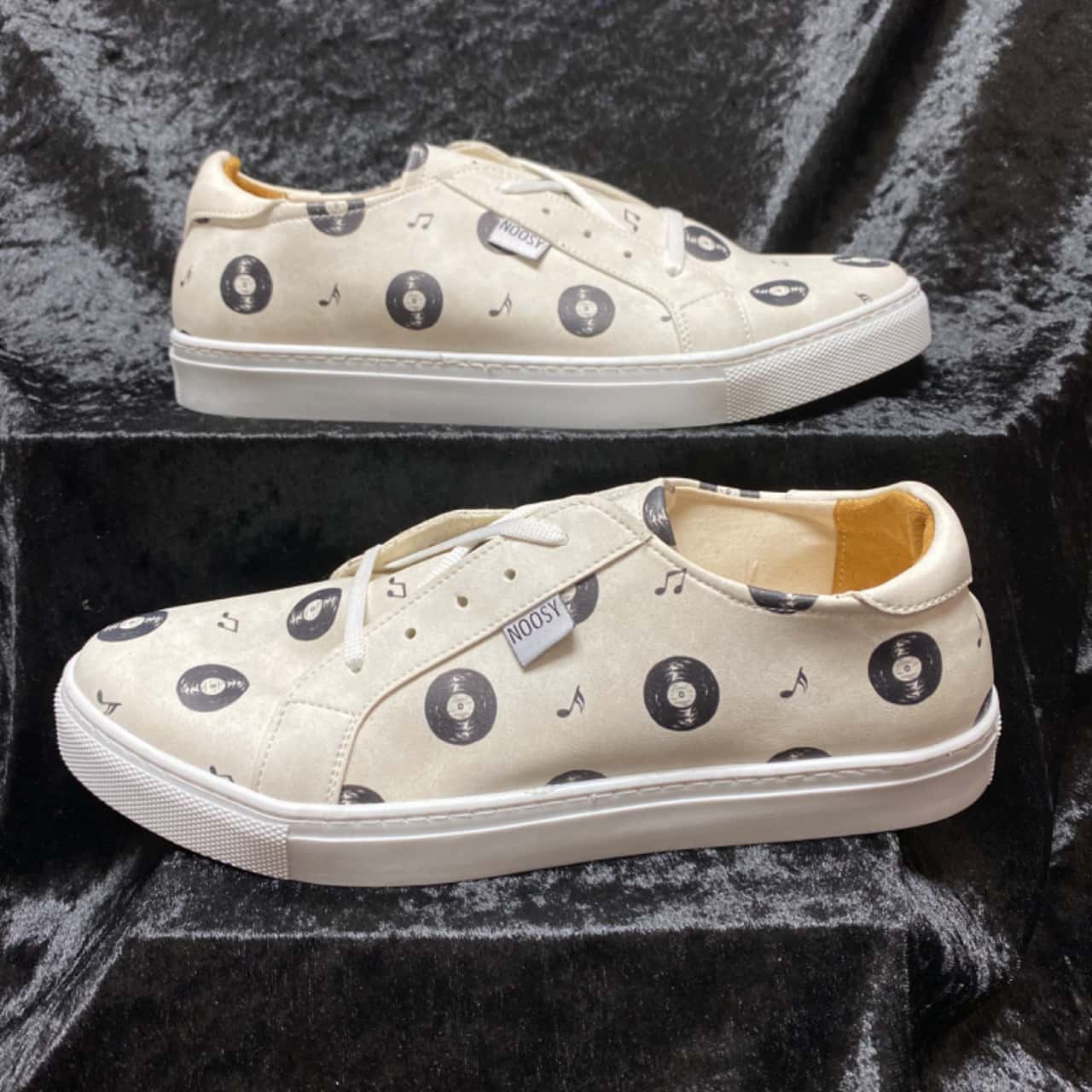 Noosy Mens Size 42 Off White / White (s)