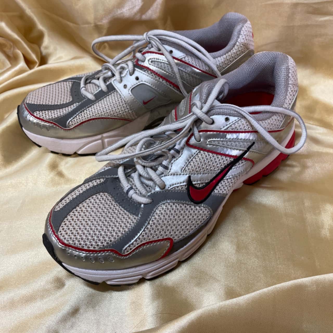 Nike Unisex Size 9 Grey / Off White / Red sneakers (s)