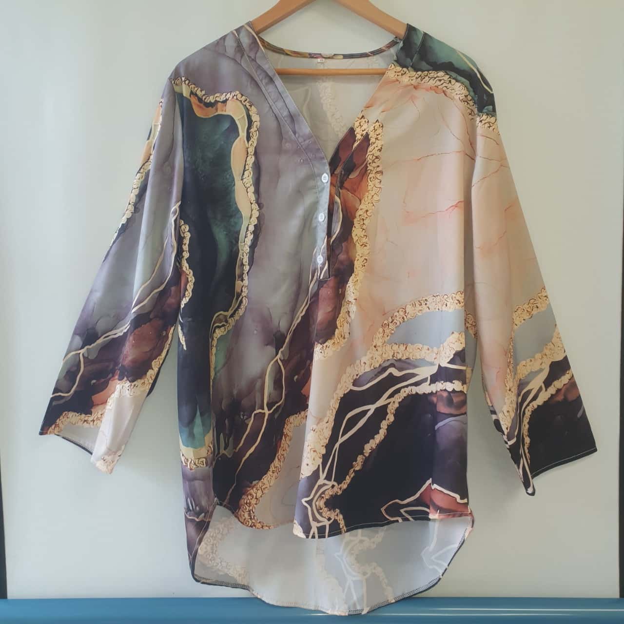Bold patterned high/low shirt(s)