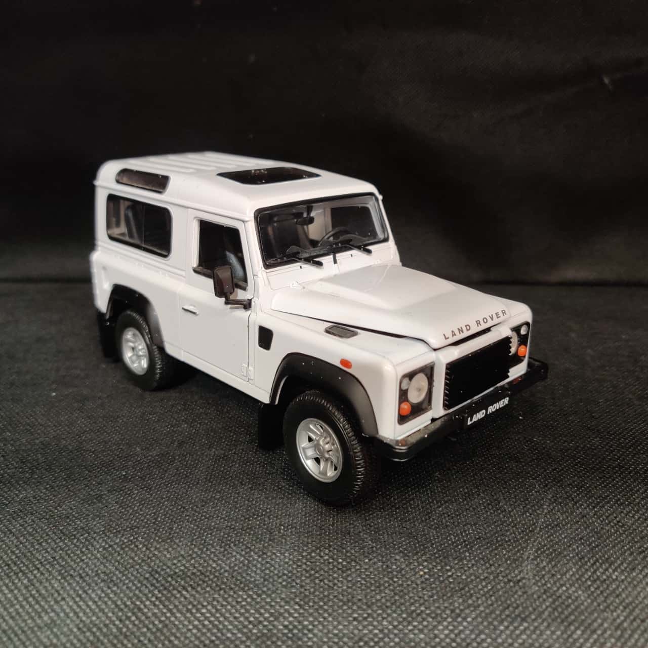 Model Car - Land Rover Defender Scale 1/24 - Welly Brand (s)