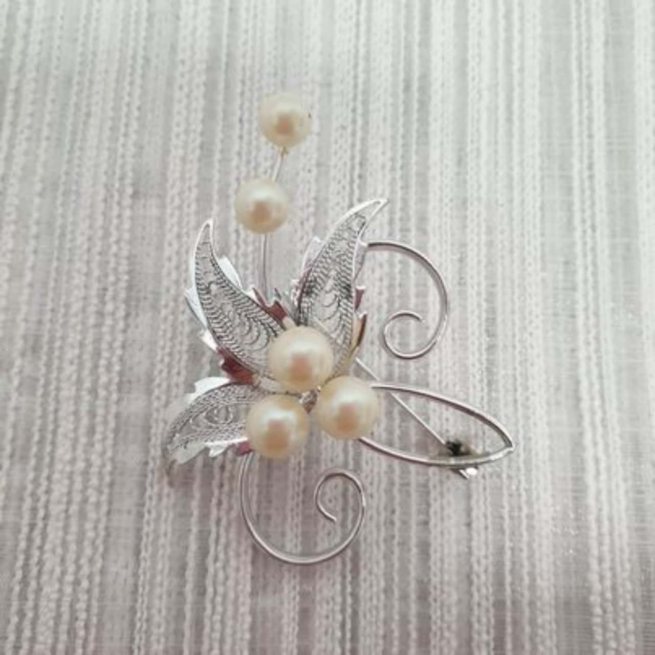 Stunning 5 Cultured Pearls with 3 Silver Toned Filigree Leaves & 3 ...