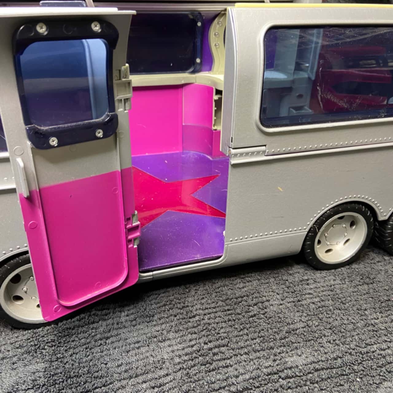 Bratz World Tour: 24 Inch Tour Bus - Silver