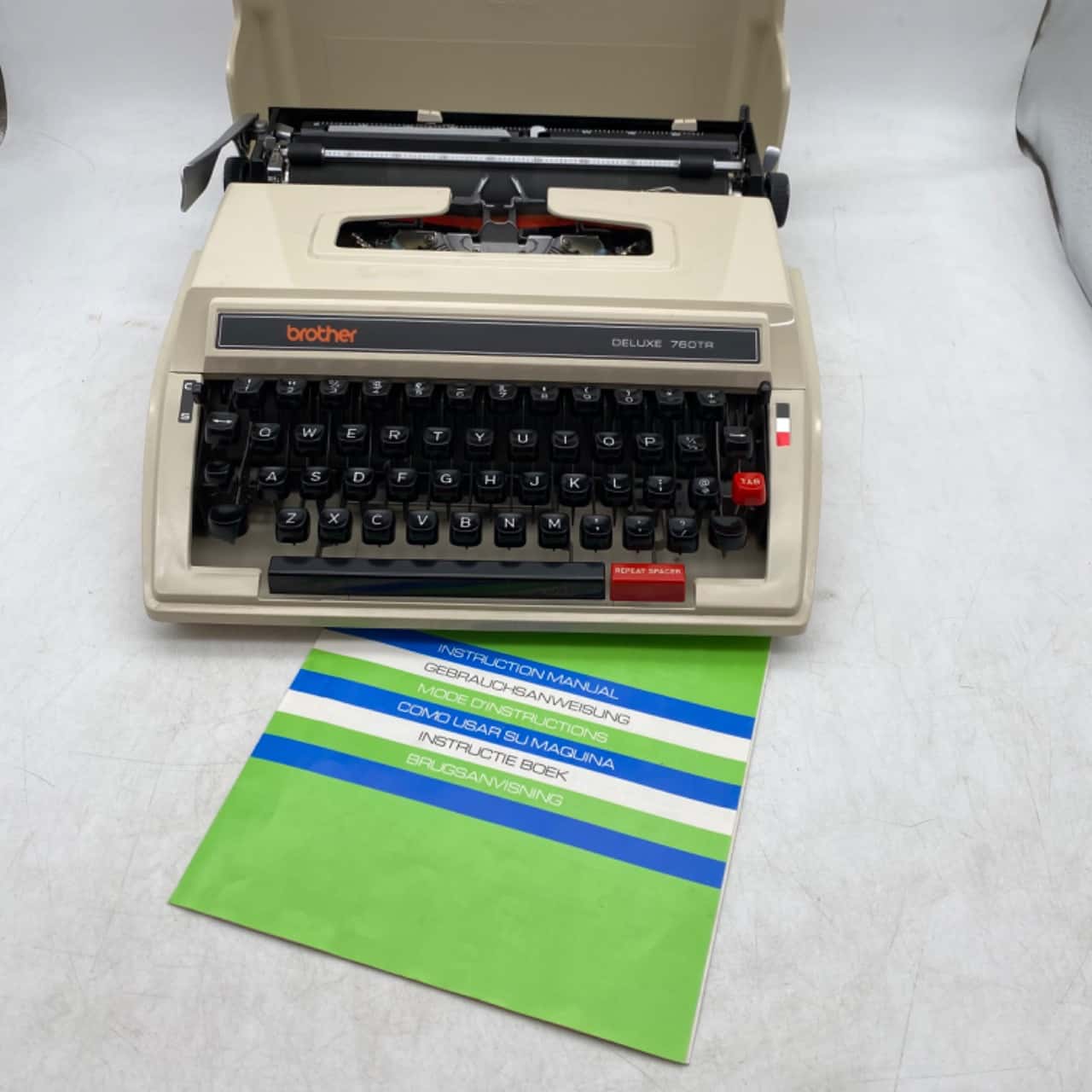 Vintage Brother Deluxe 760 TR Portable Typewriter (s)