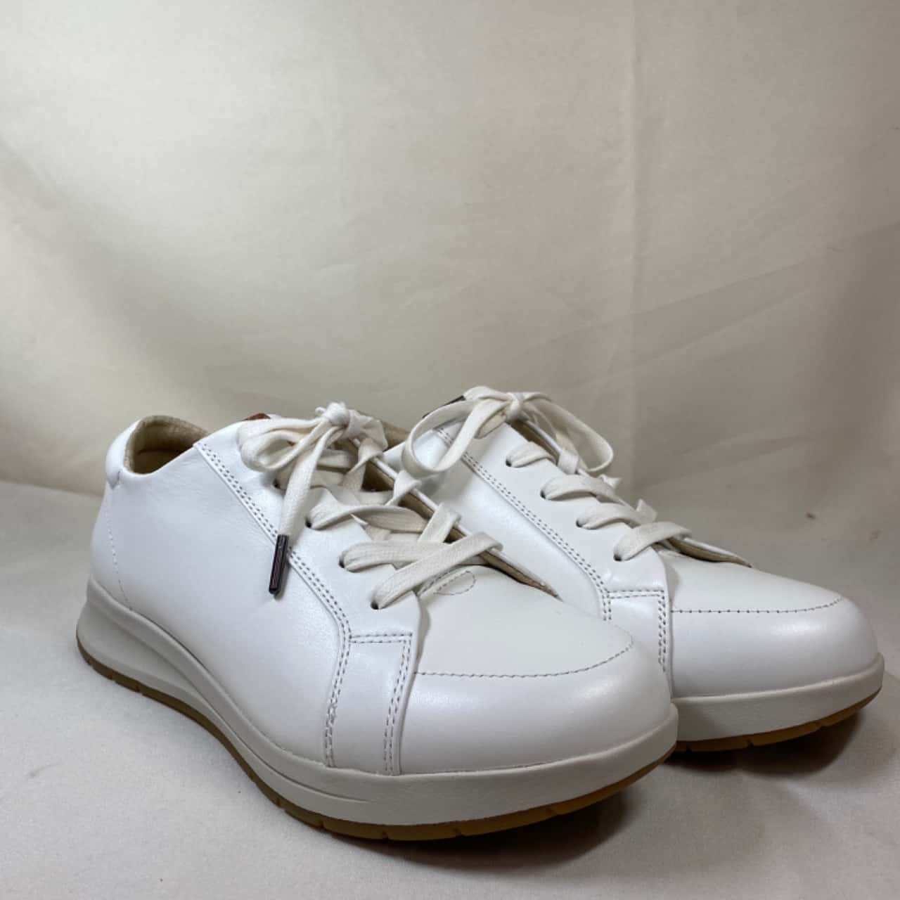 Revere Womens ATHENS in colour COCONUT Brand new in Box Size 40 White (s)