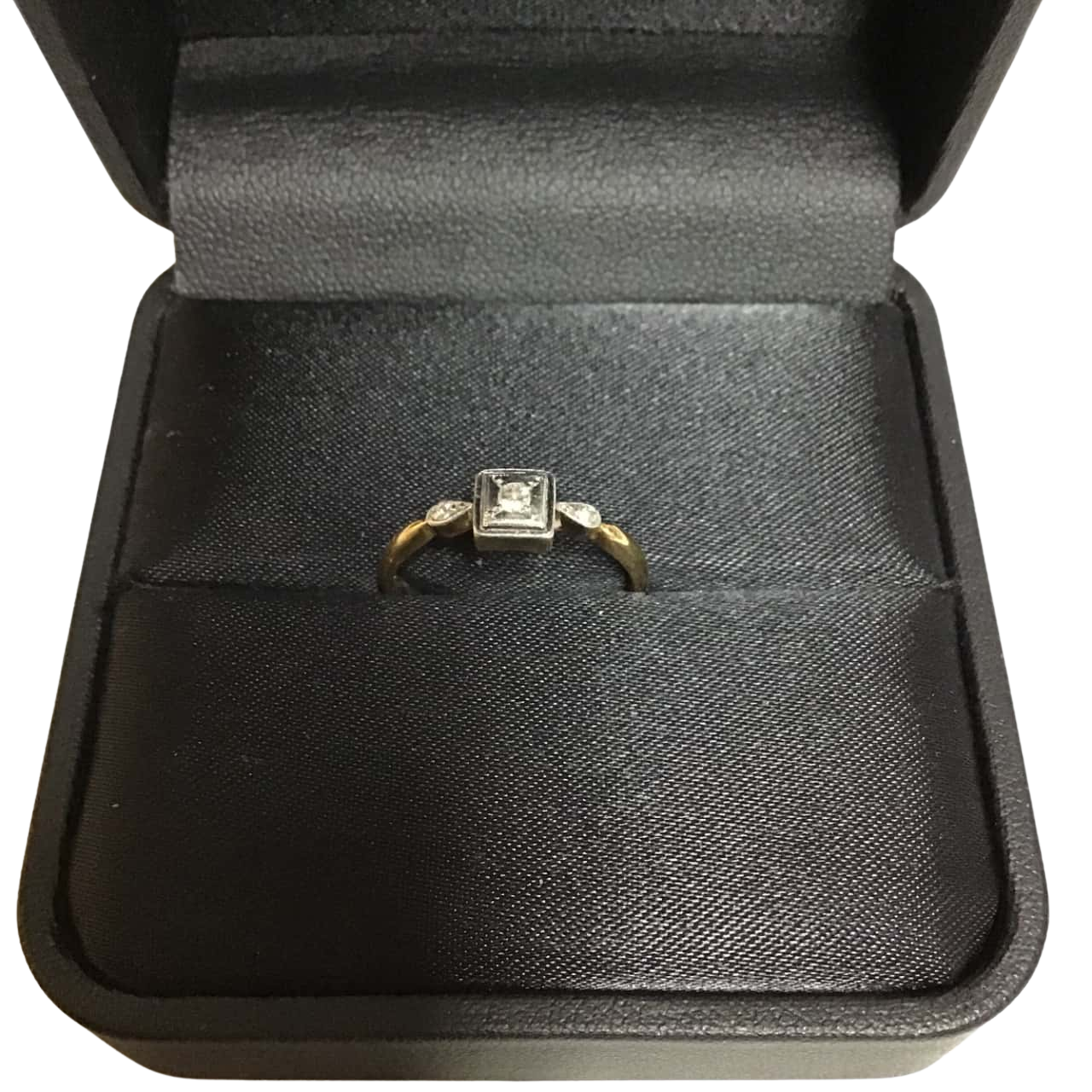 Womens 9ct gold Ring with diamond (s)