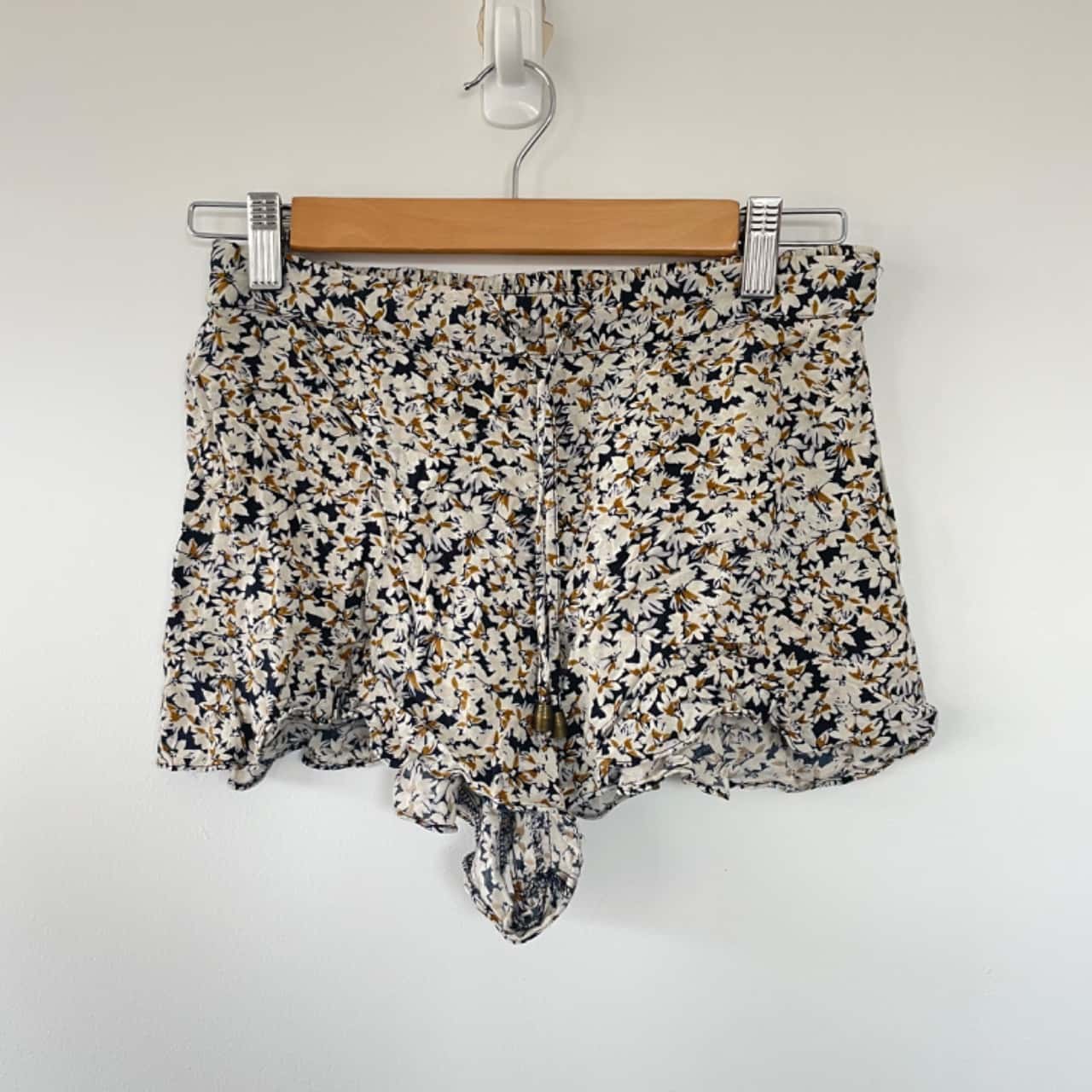 Nunui Floral Shorts Size 10 / M