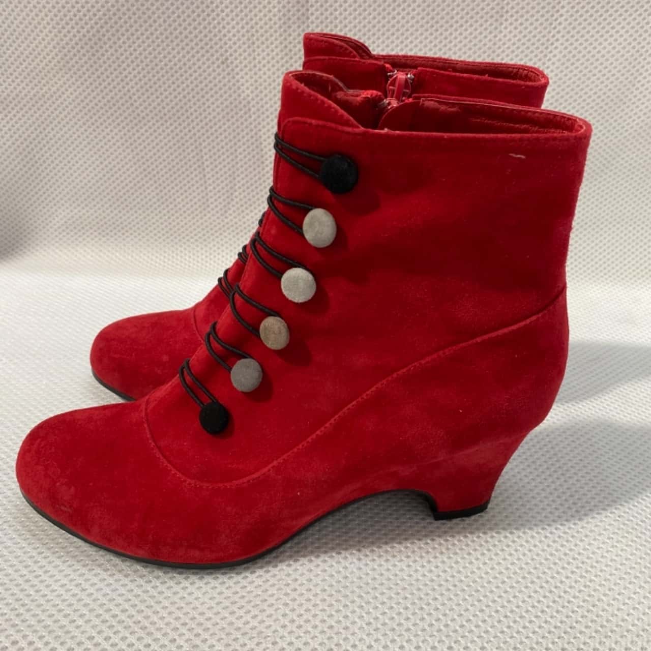 Gamins Womens Size 37 Red Suede(s)
