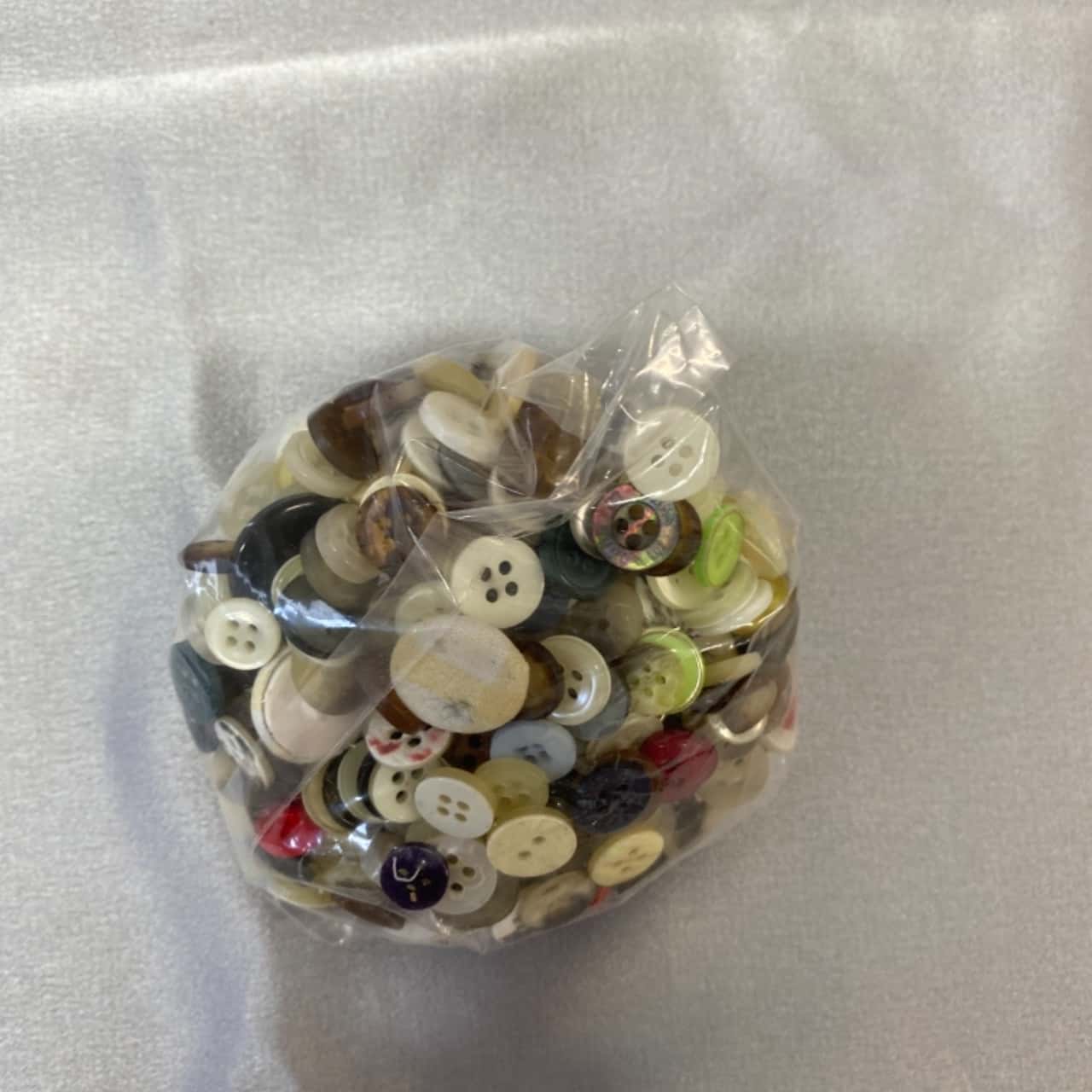 Small bag of random buttons (s)