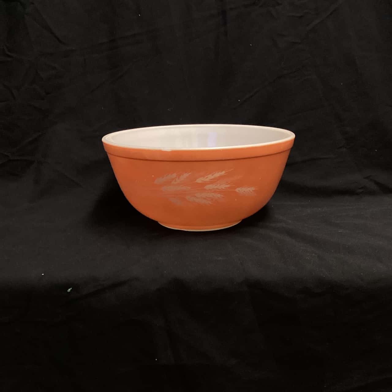 Orange Pyrex bowl(s)
