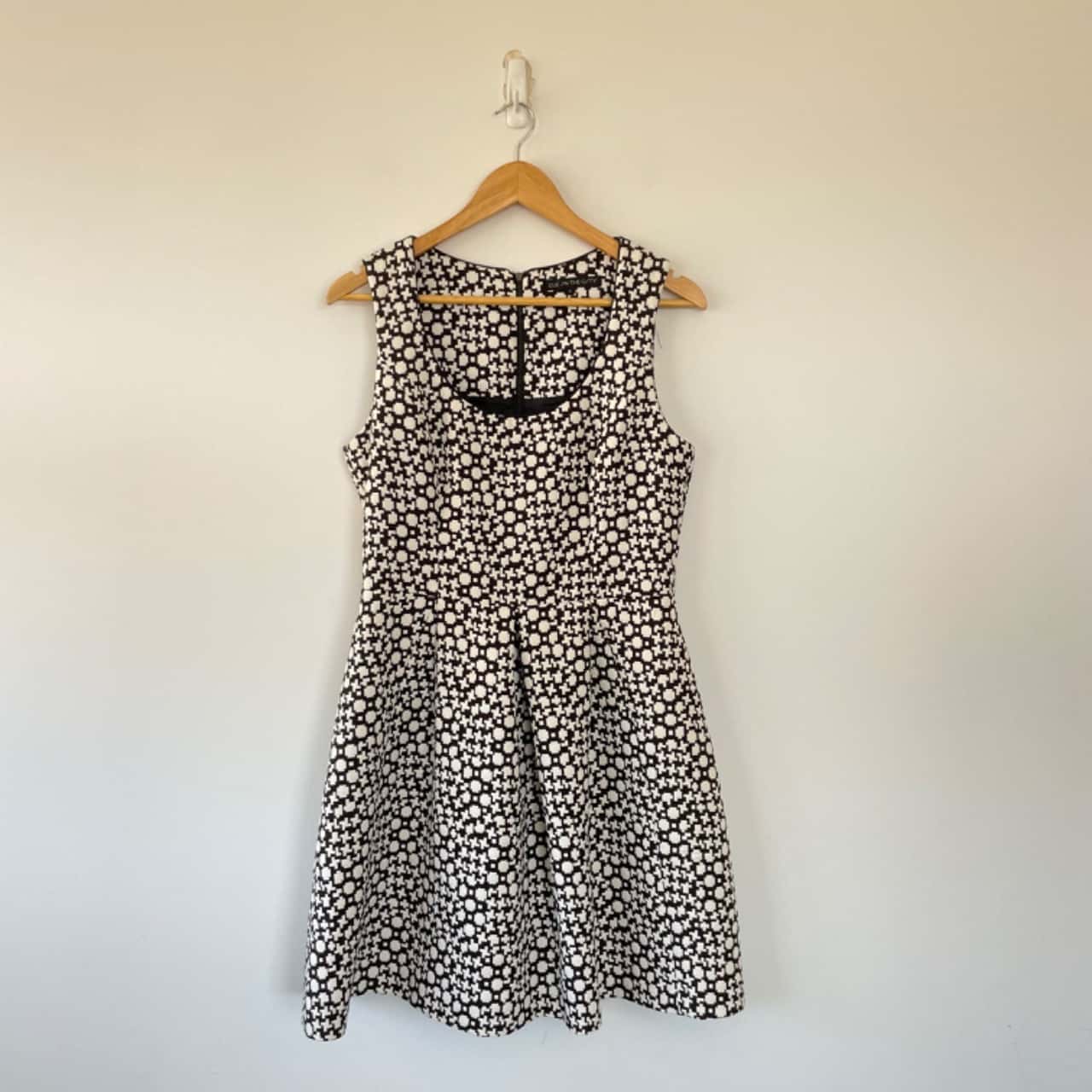 Cue Brown White Checked Knee Length Dress Size 12 / L (s)