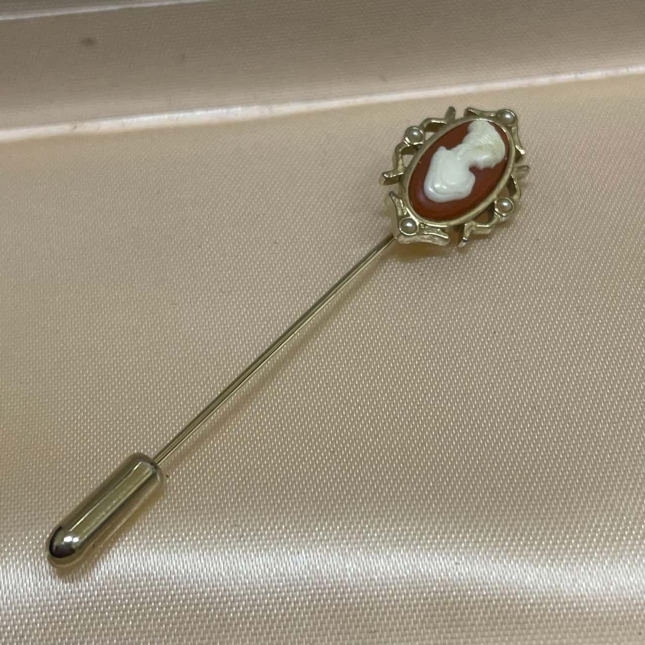 Vintage Avon Gold tone Cameo with Pearls Hat Lapel Pin