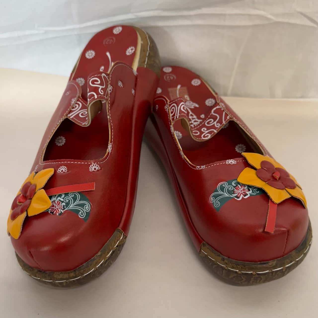 Womens Size 42 Floral / Red clogs