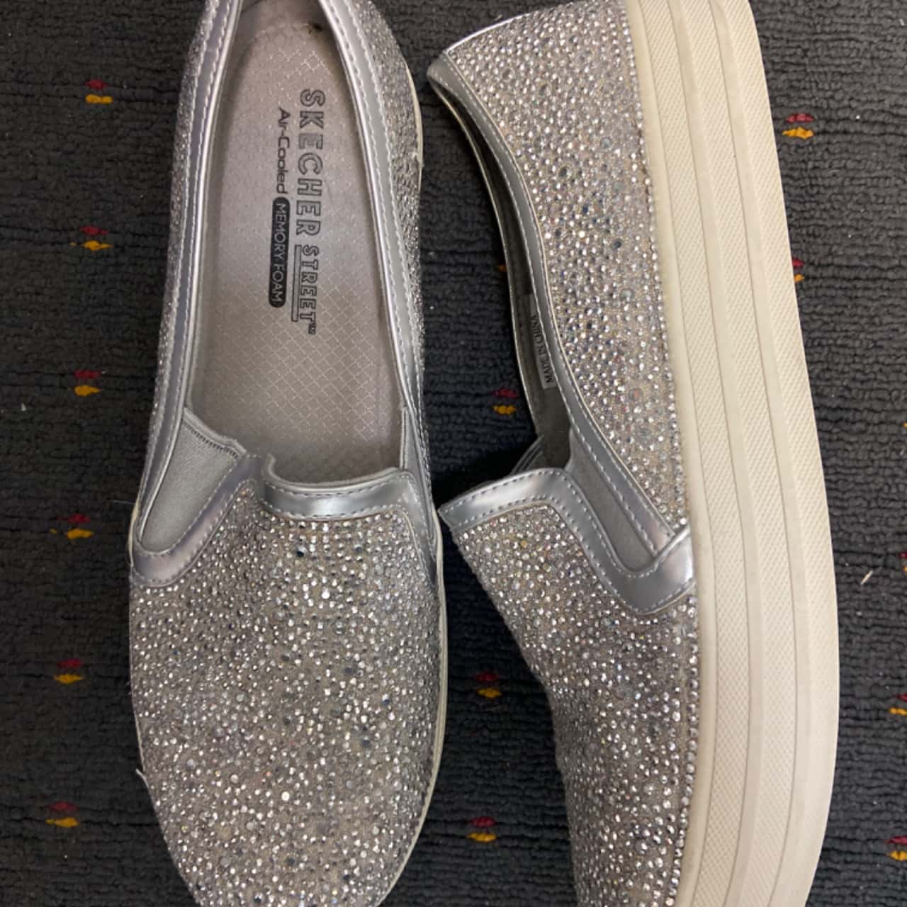 Skechers Womens Size 8 Silver sneakers (s)