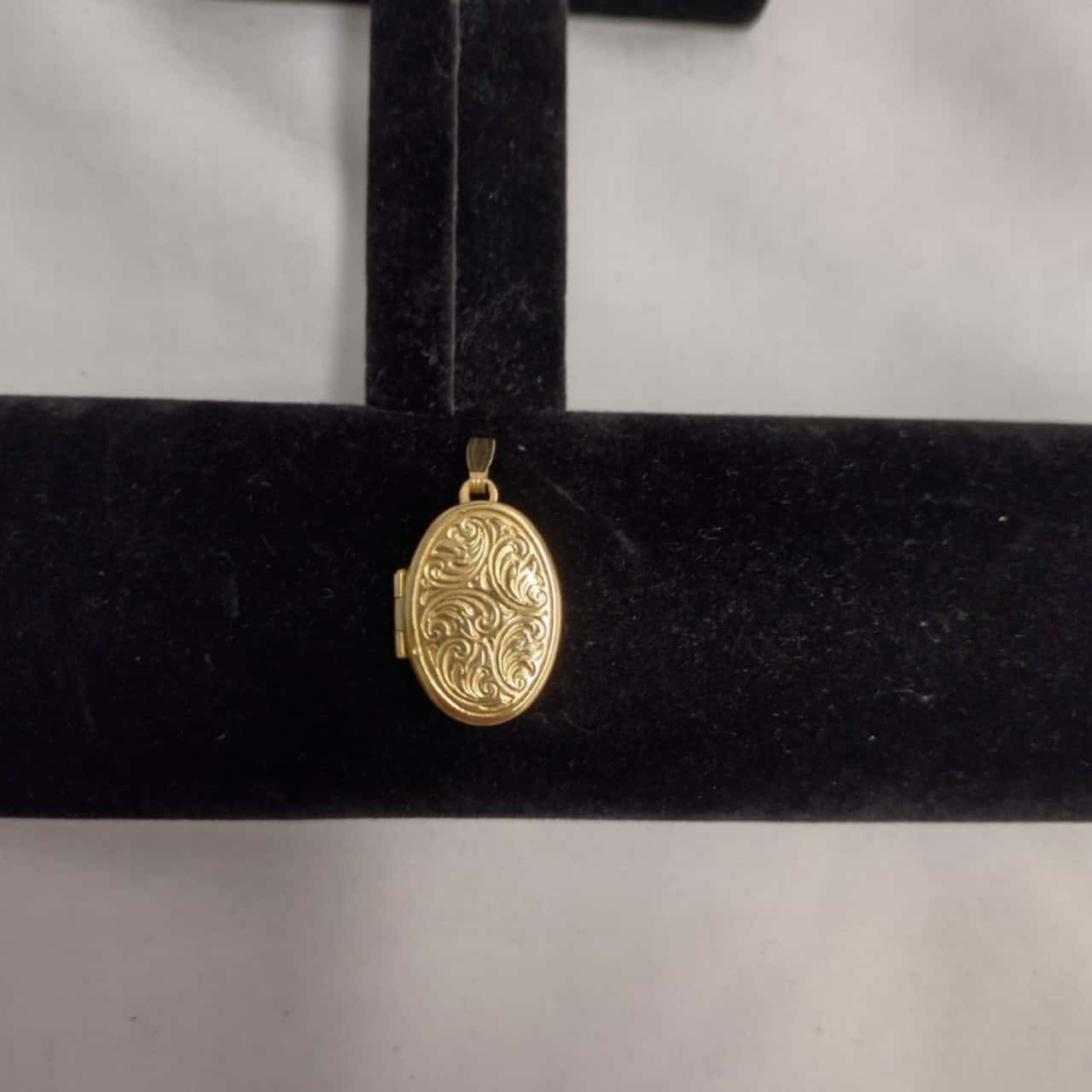 Womens Oval Scroll Pendant Gold (s)