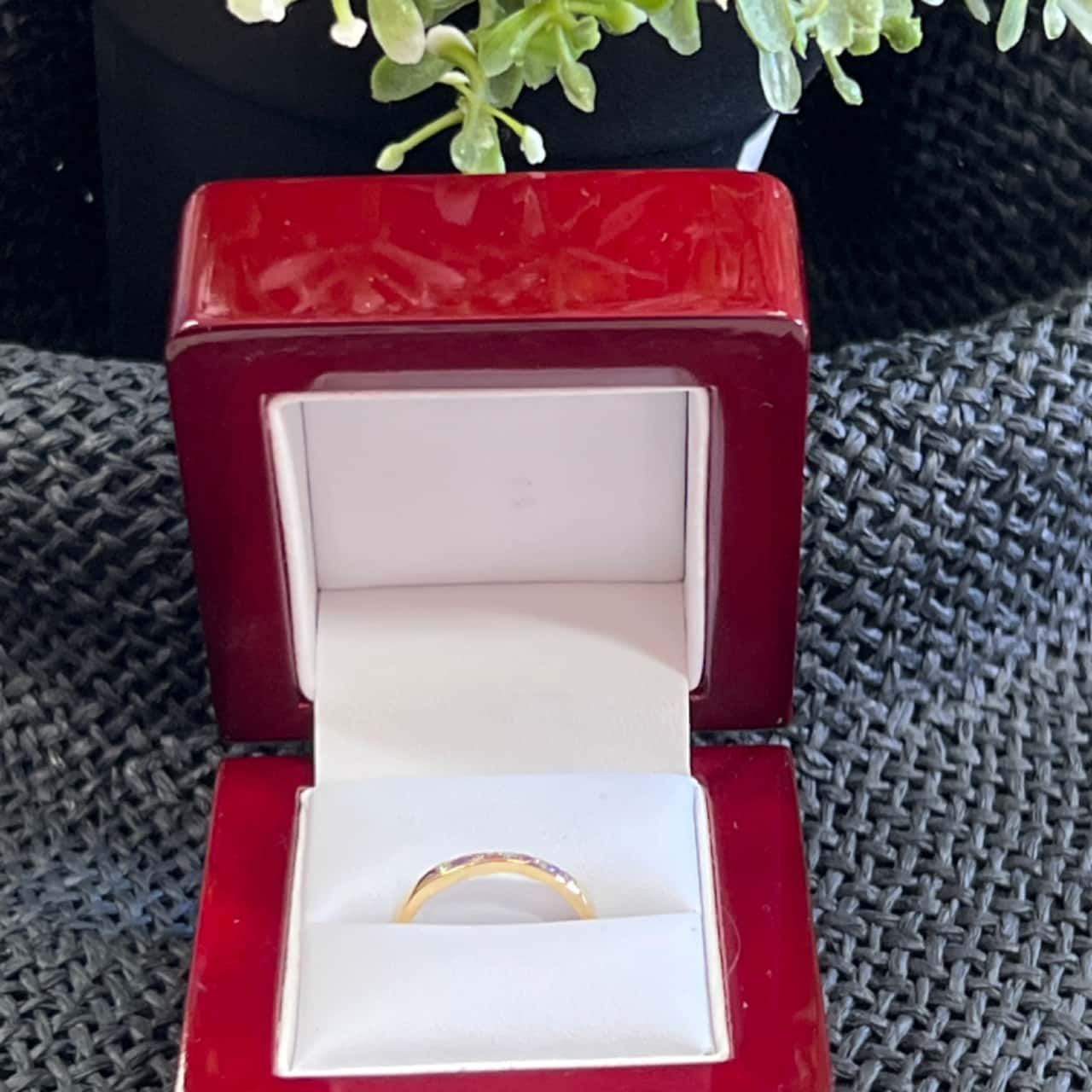 18k Gold ring stamped with diamonds and amethyst stones (s)