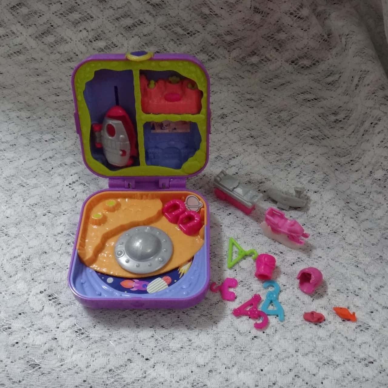 Polly Pocket Hidden Hideouts Micro Moon Rockin' Adventure 2018 (s)