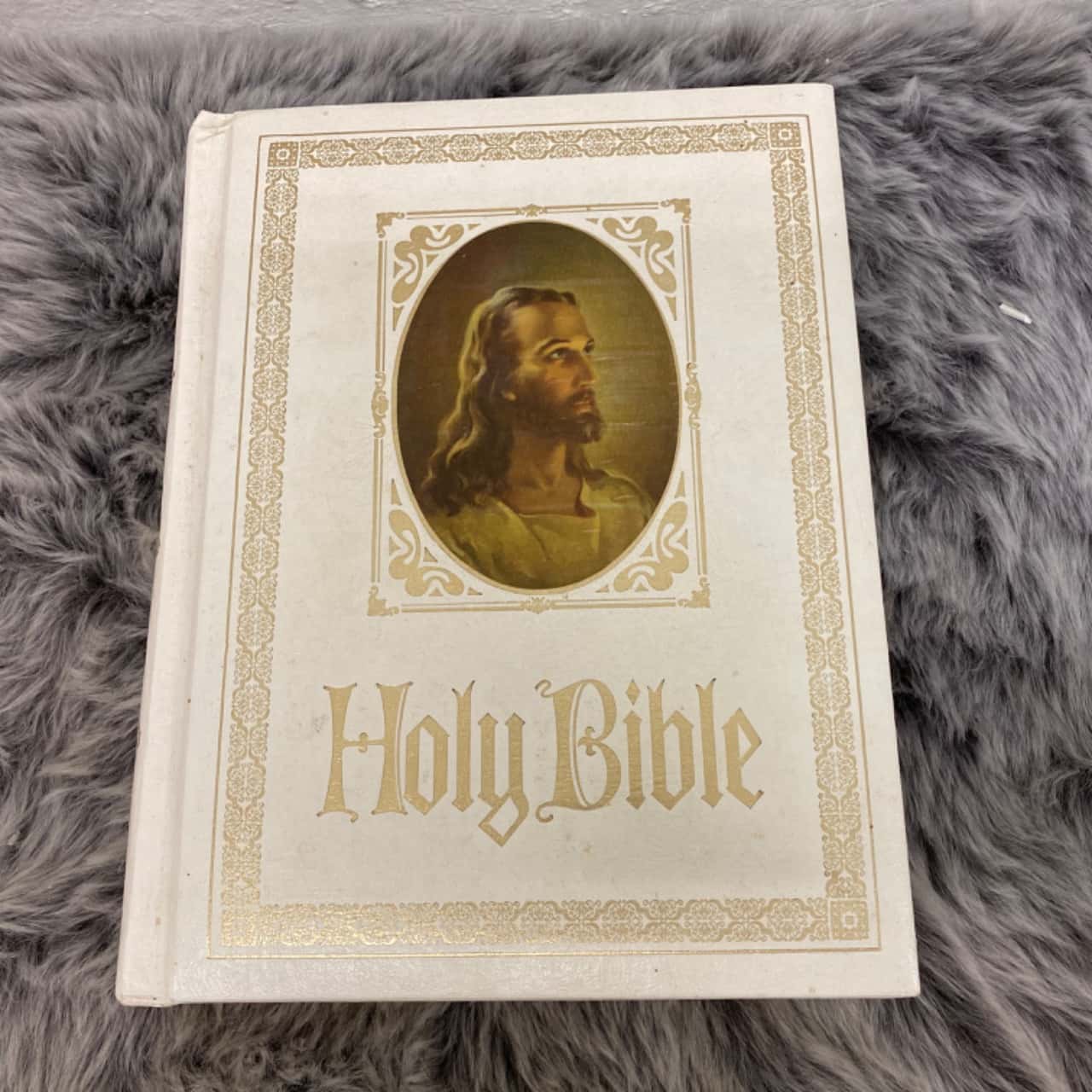 Classic holy bible red letter edition by King James Version