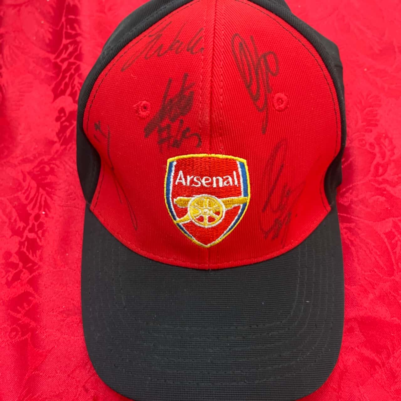 Nike Unisex One Size signed Arsenal red and black hat (b18)(s)