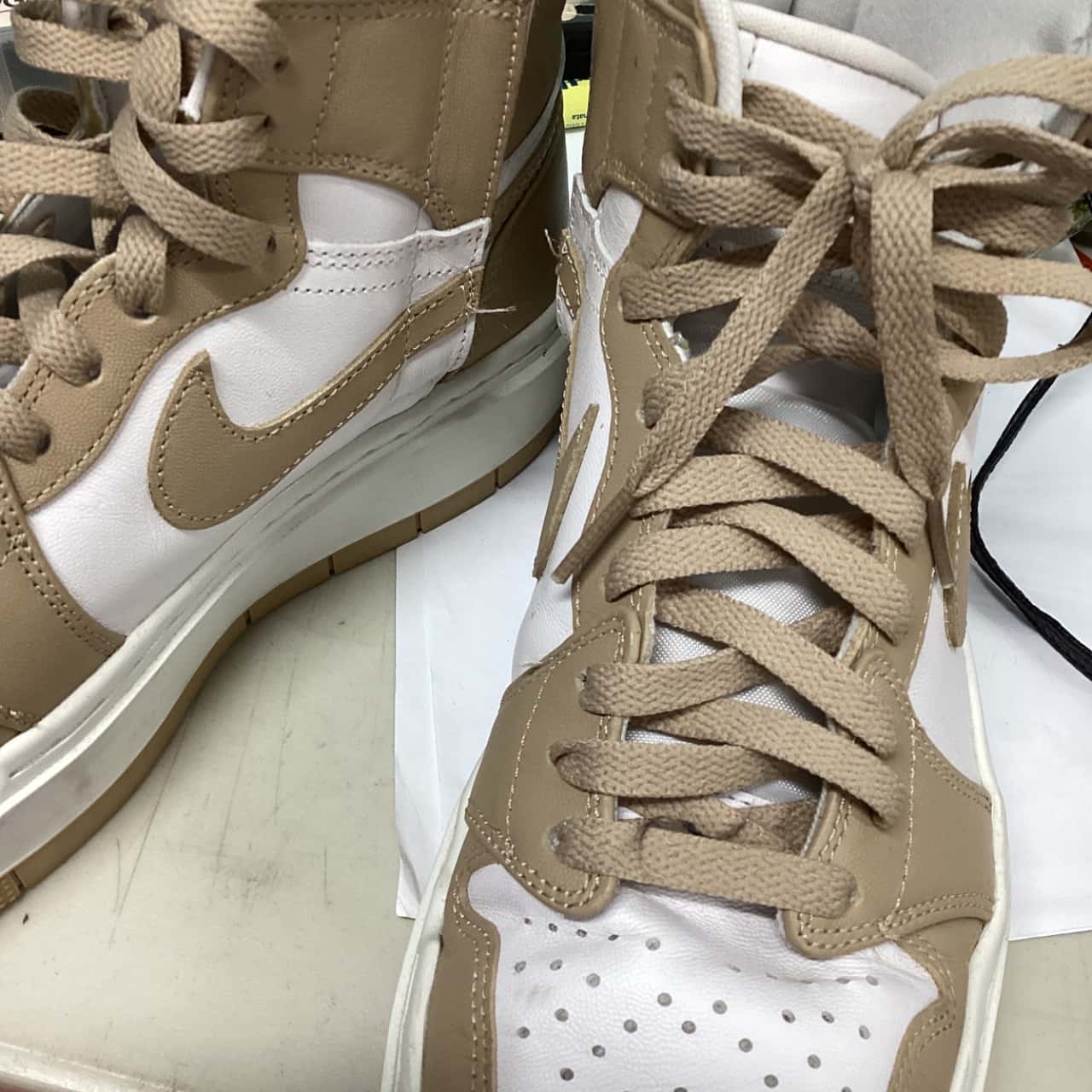 Nike Unisex Sneakers Beige / White