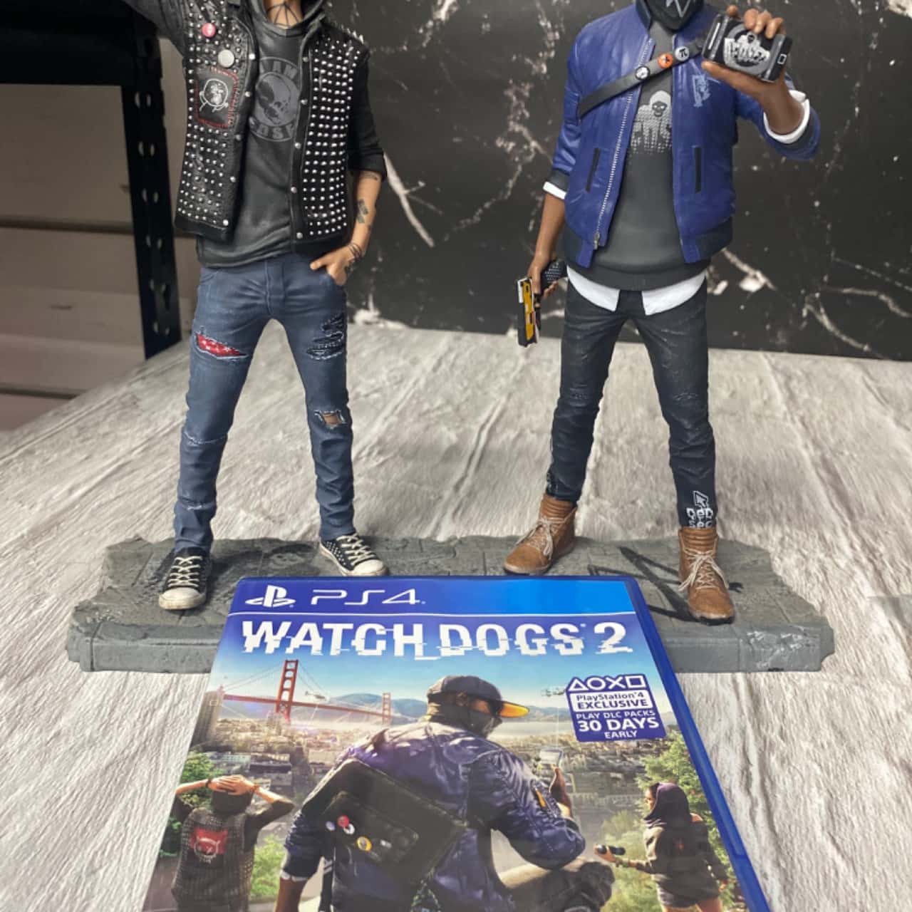 PS4 watchdogs 2 game and 2 figures (s)