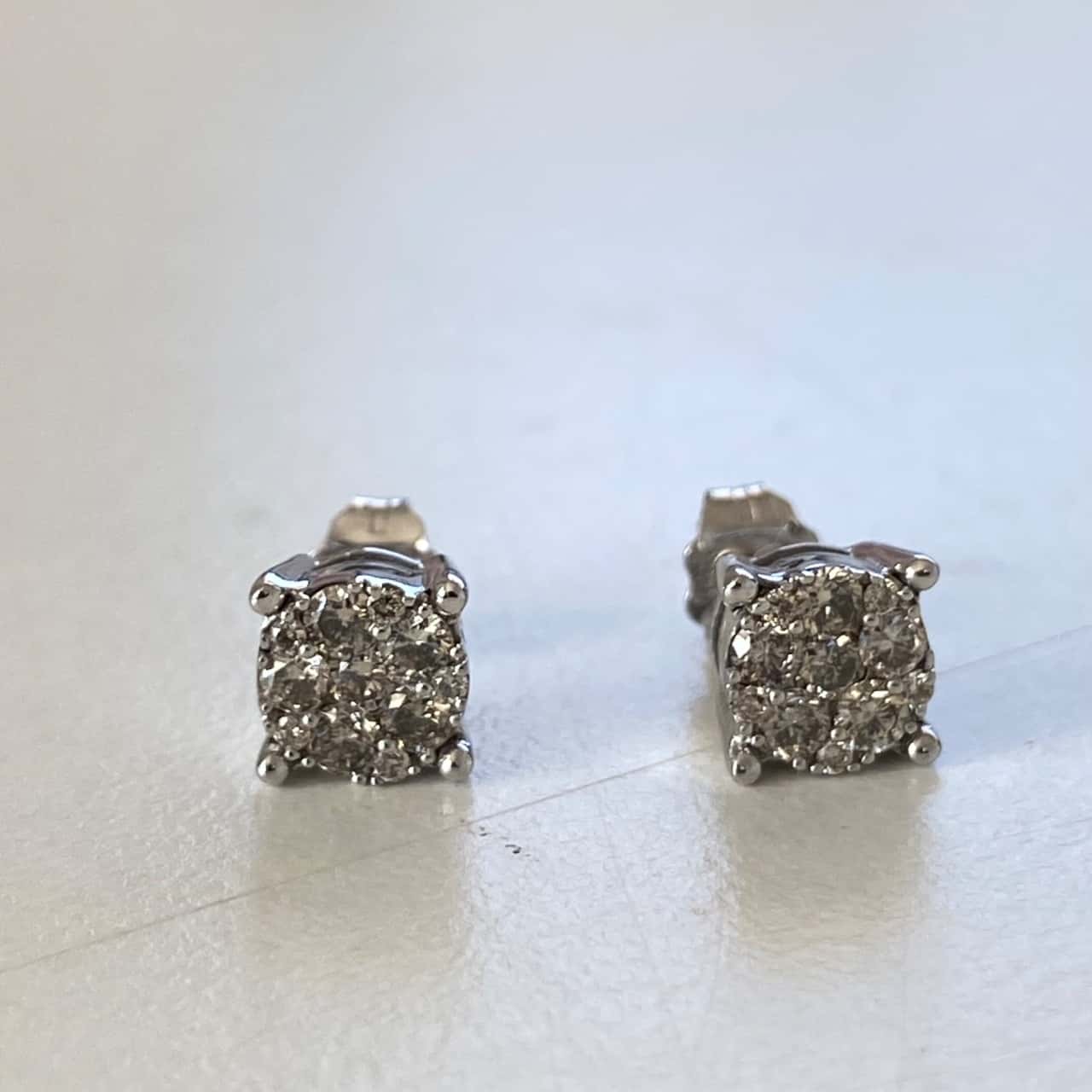 375 9ct White Gold Diamond Earrings (s)