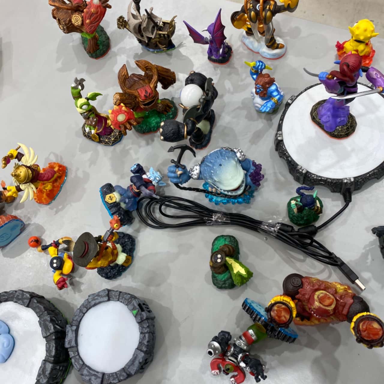 Set of Skylanders With 3 Portals