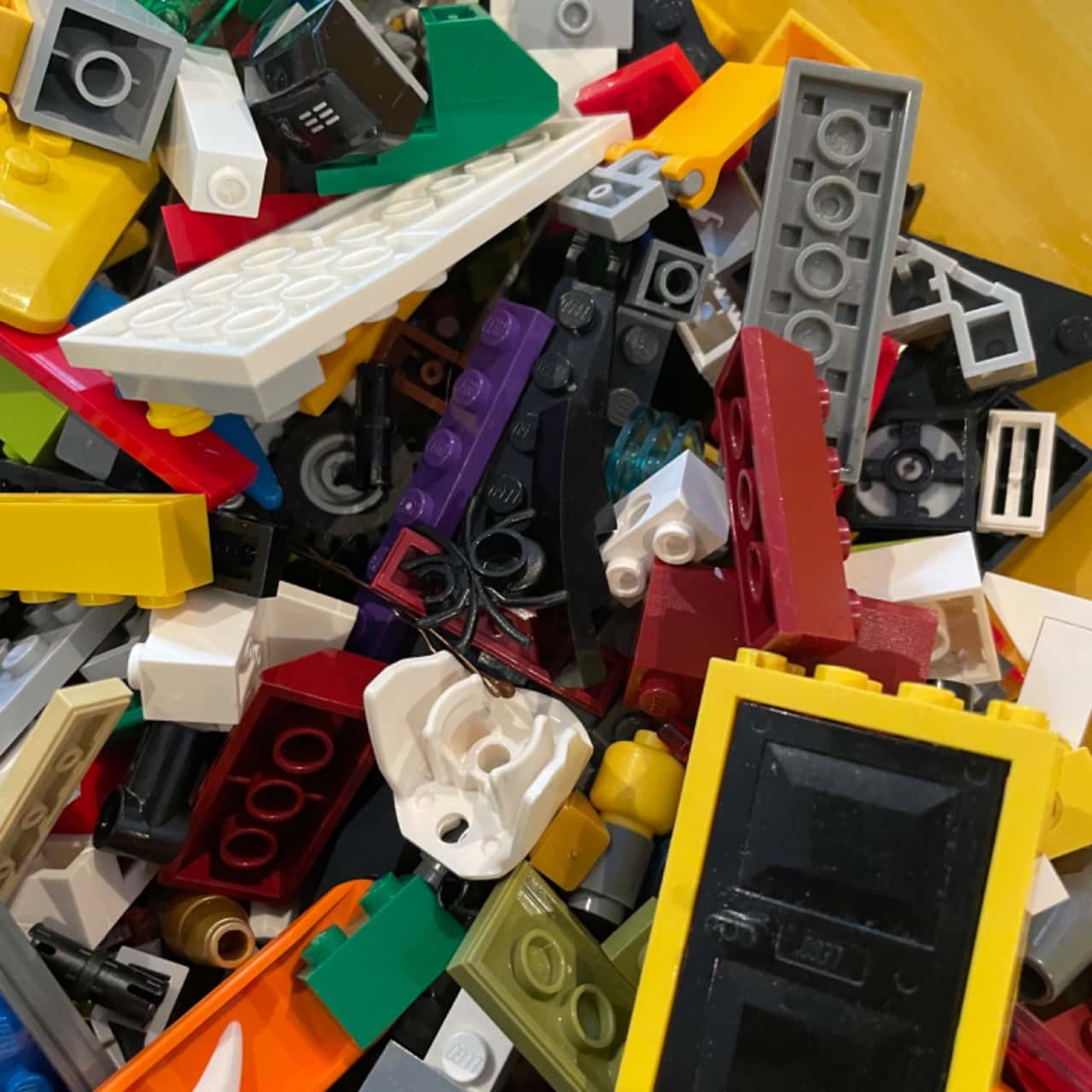 LEGO 1kg mixed bulk lot 12(s)