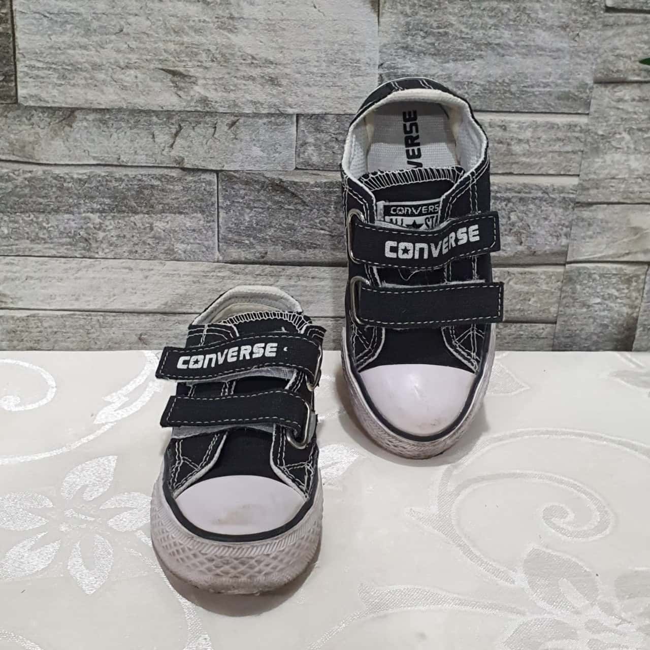 Converse Kids Size 8 Shoes Black / White (s)