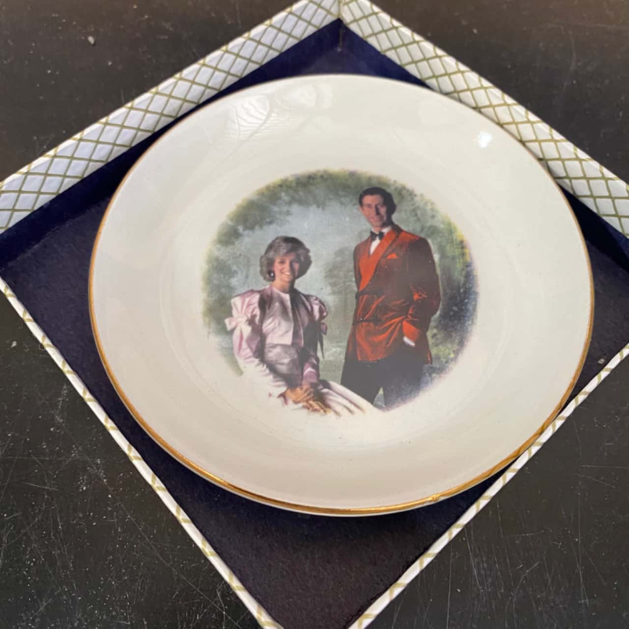 Weatherby giftware plate “The Royal Family series”(s)