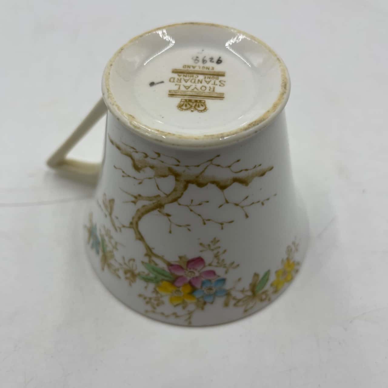 Royal Standard bone China tea cup Made in England(s)