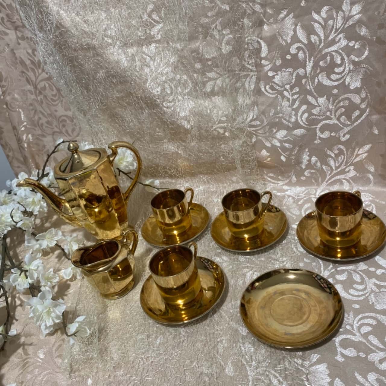 Suvesco Foreign Teapot, 4 cups/saucers and Milk Jug