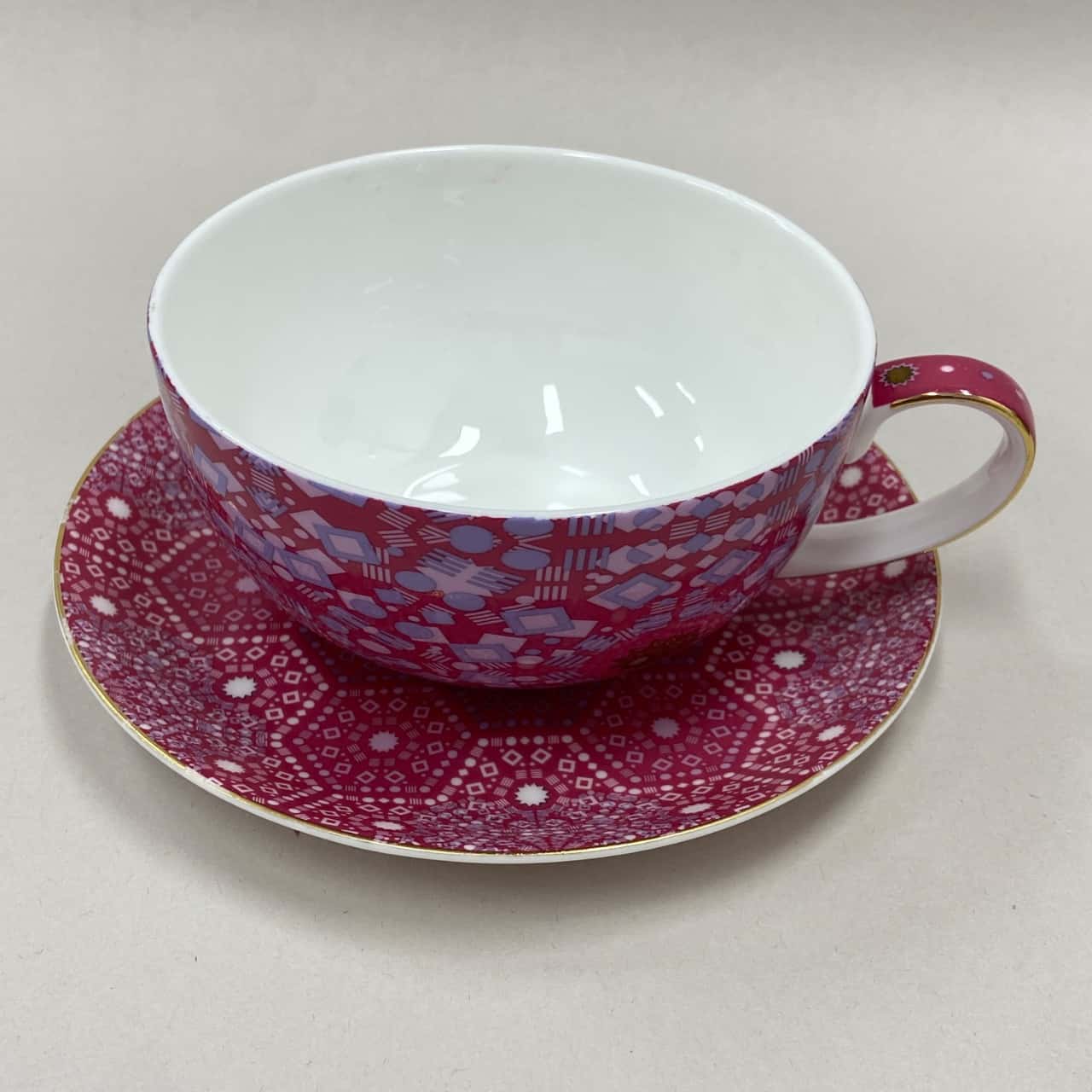 T2 - Fine Bone China - Cup and Saucer Set with Gold Trim