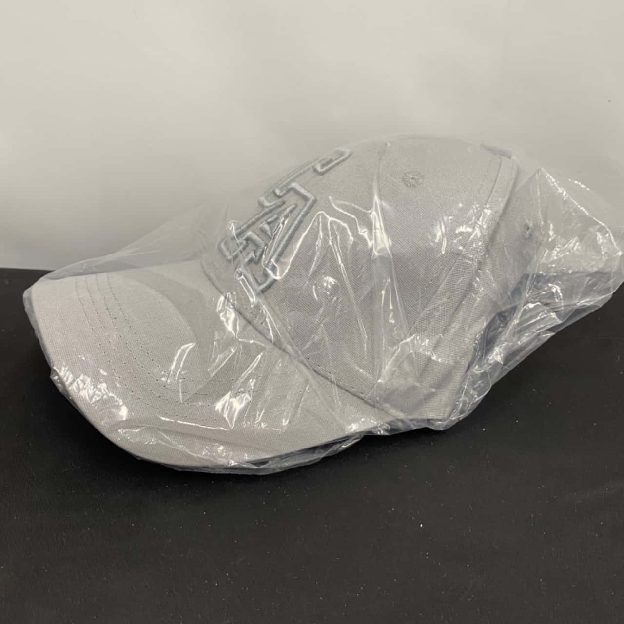 Decjuba Women's Light Grey Cap ONE Size RRP$40