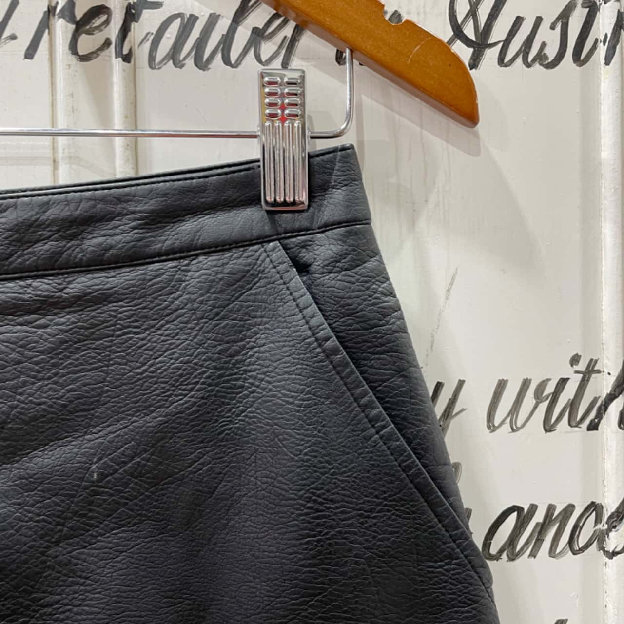 GORGEOUS LEATHERY LOOK SKIRT!! Decjuba Brand!! Womens SKIRT Size 8 Mini ...