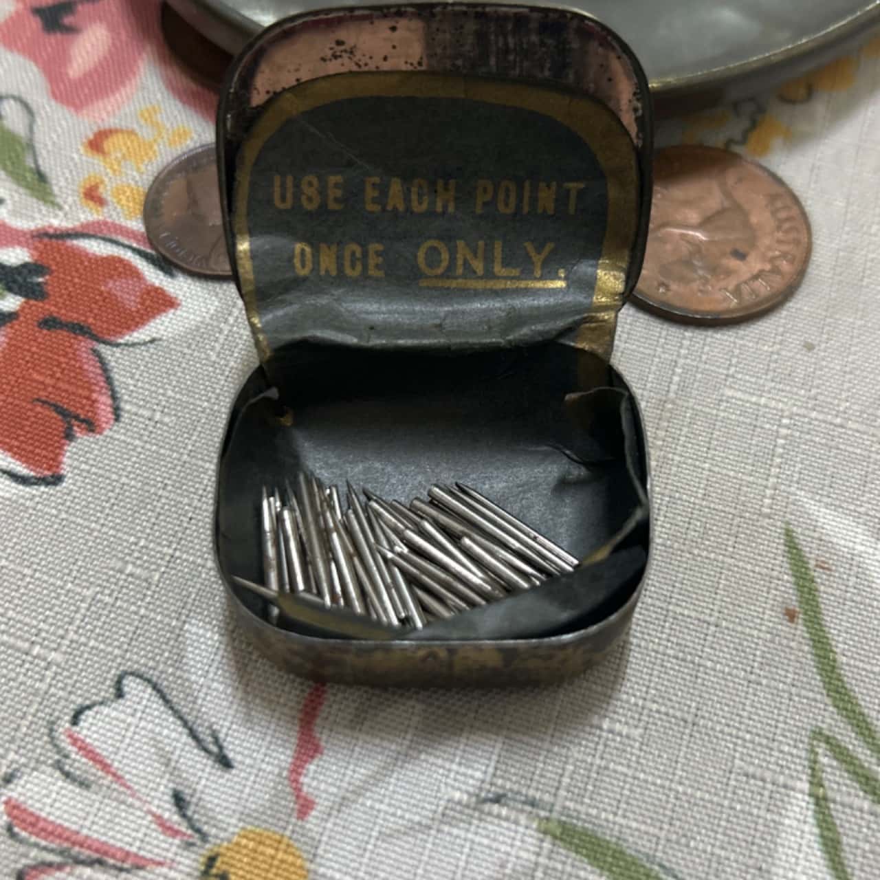 Vtg 'his masters voice' loud tone gramophone needle tin w/needles(B6)(s)