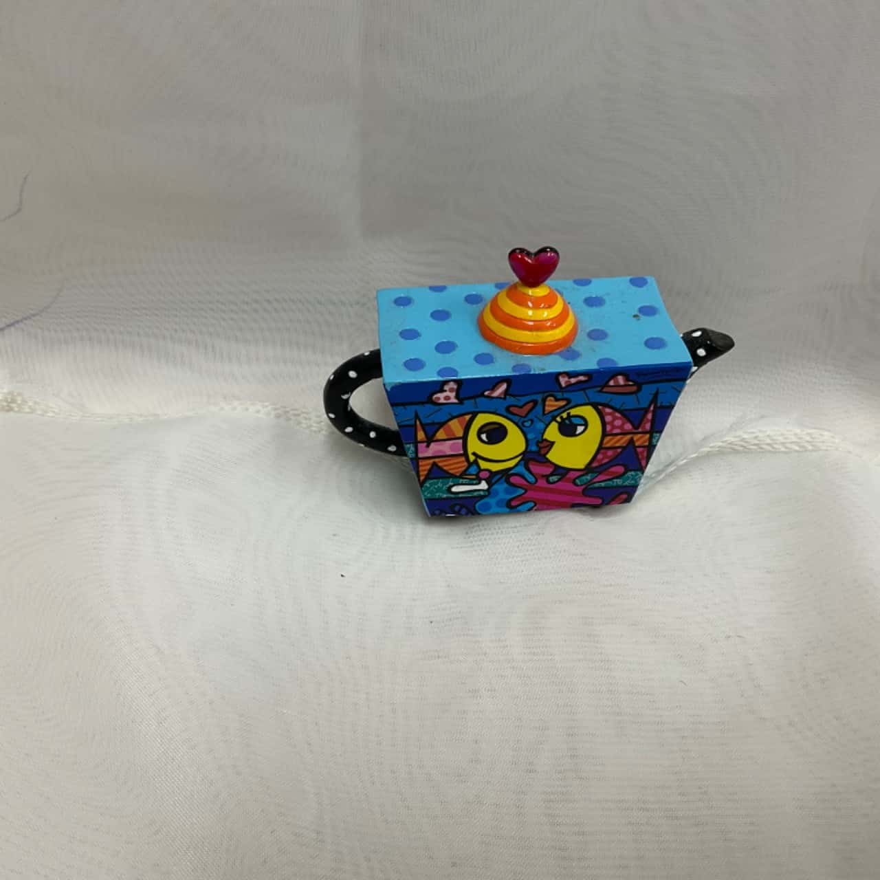 BRITTO MINI TEAPOT DESIGN FIGURINE: DEEPLY IN LOVE 7cm(s)