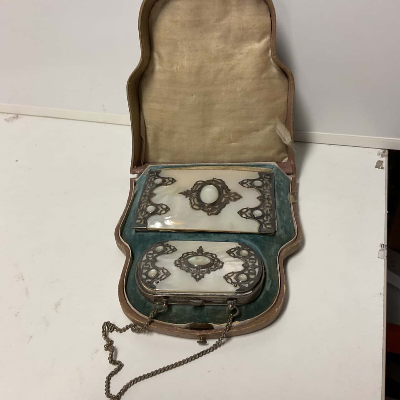 Antique purses in case(s)