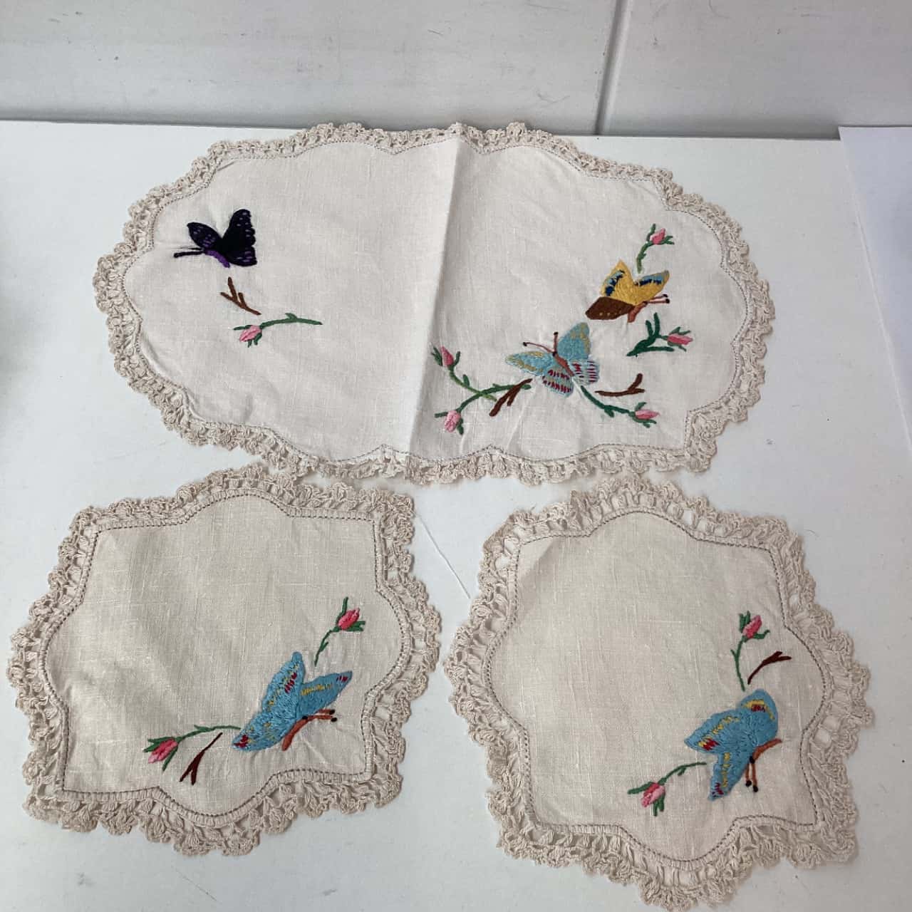 Embroidered Doylie set (s)