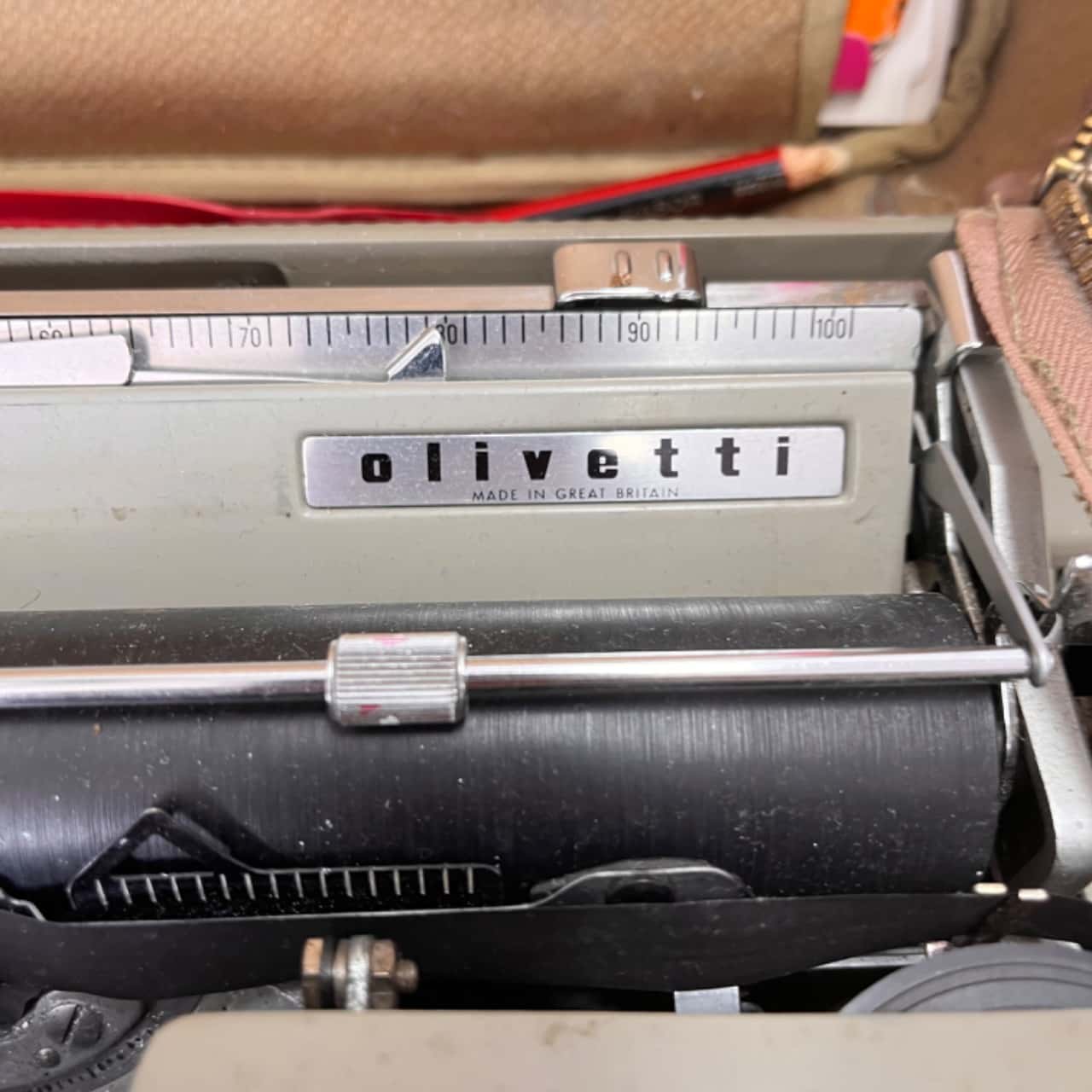 - OLIVETTI Lettera 22 Portable Typewriter + Original Case
