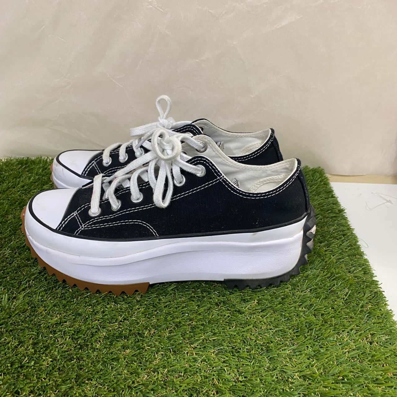 Converse women’s runners (s)