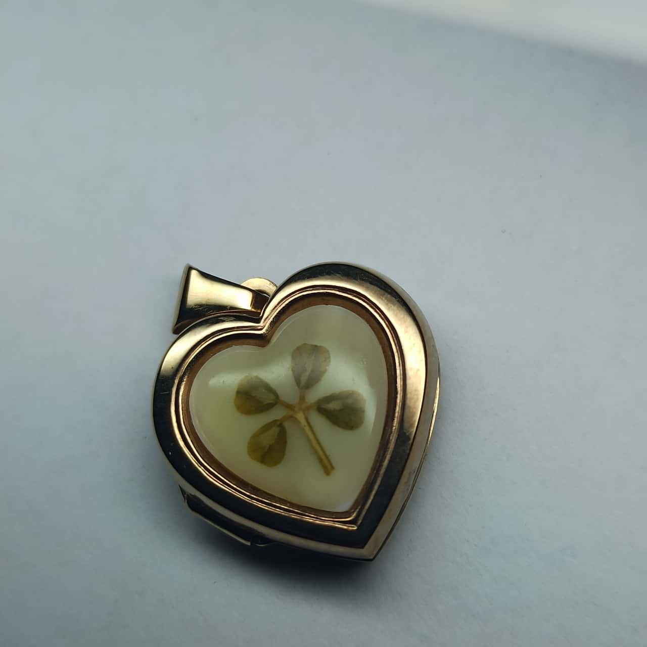 9ct Gold Heart Locket with Clover Design (s)