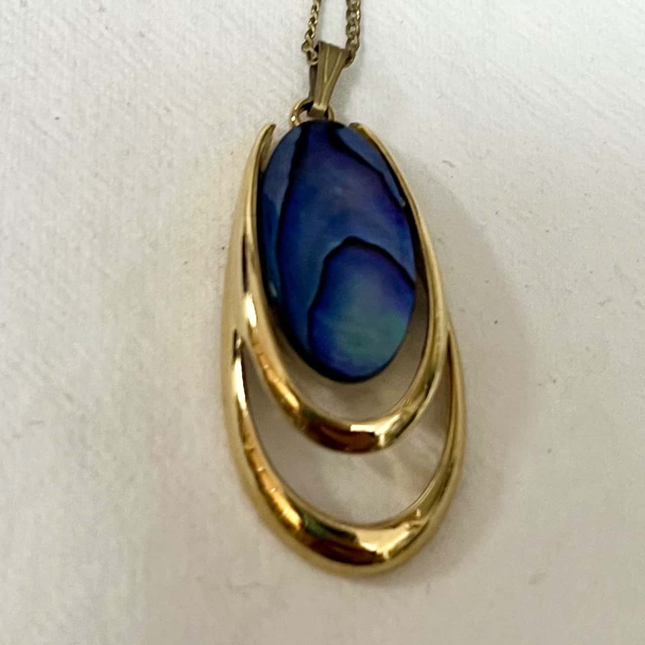 Stunning Gold/ blue pendant 3.5 cm and gold 23 cm fine chain(s)
