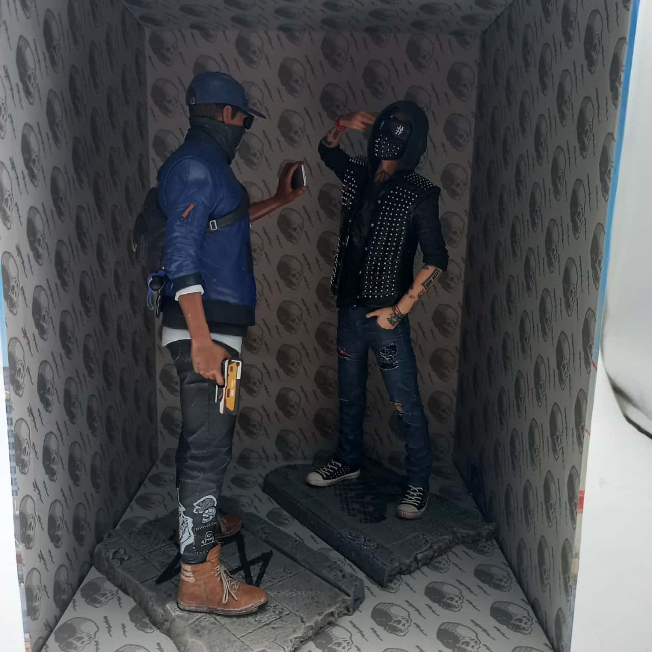 Watch Dogs 2 San Francisco Edition box with Marcus and Wrench Statues