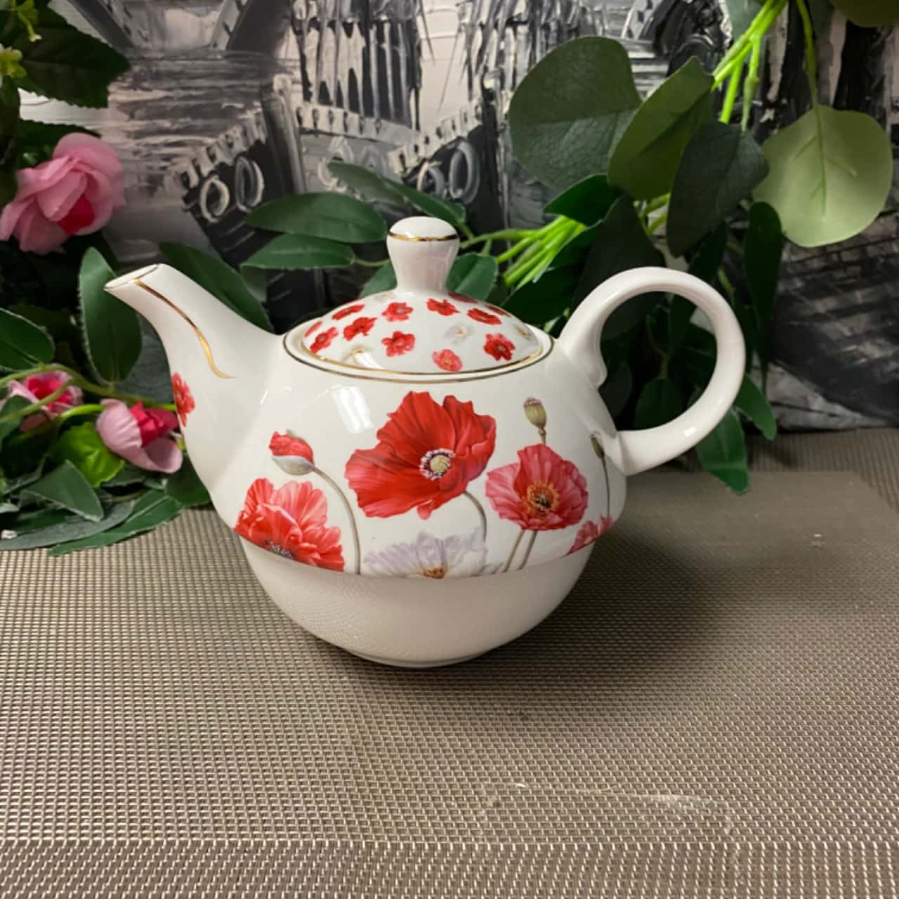 The England Collection Poppy teacup set. (s)