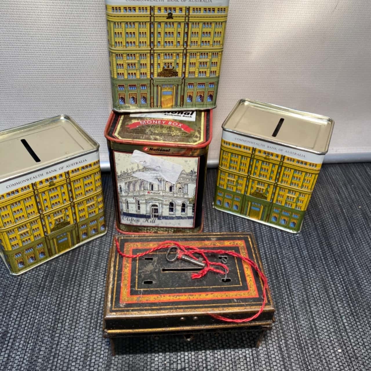 Vintage Assorted money boxes x5(s)