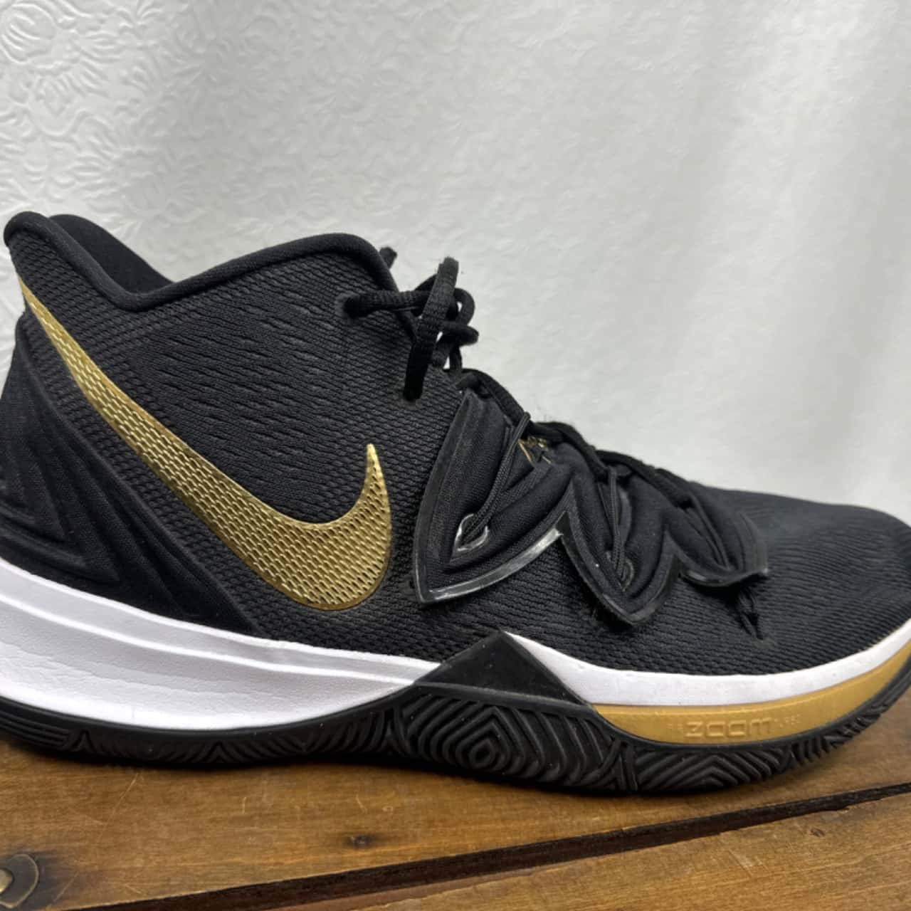 Nike Mens Size 11 Black / Gold / White (s)