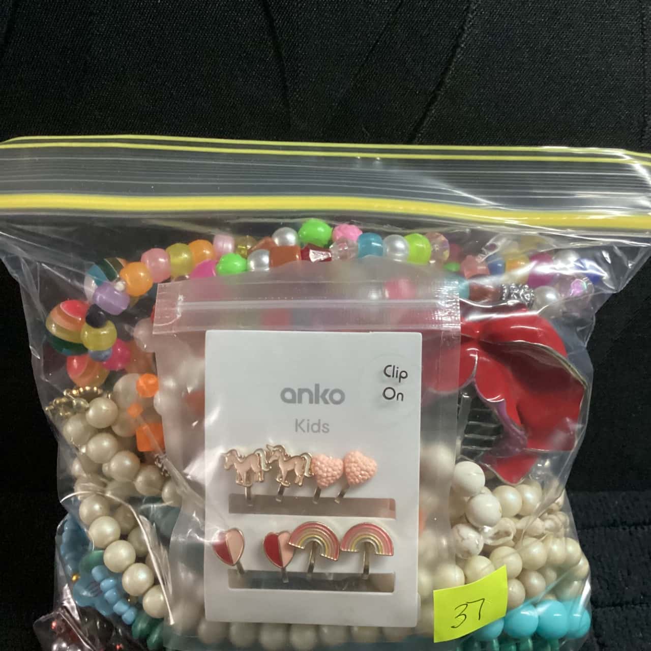 Bag of assorted jewellery (37)
