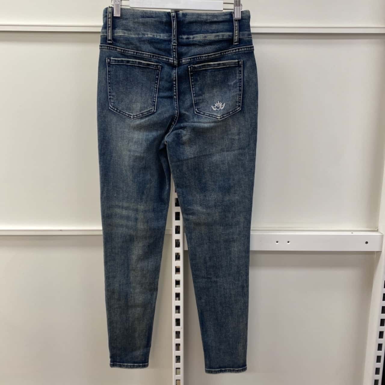 Queen the label Womens Size 12 Straight Jeans Blue (s)